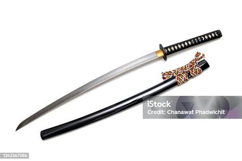 흰색 배경에 고립 된 검은 색 칼이있는 일본 칼 강철 피팅과 다채로운 코드 선택적 초점 검에 대한 스톡 사진 및 기타 이미지