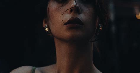 有关 户外 休閒裝 優雅 喜怒無常 城市环境 夜间 大氣的 女人 强烈的凝视 微妙的阴影 情感 意大利面条带 感官