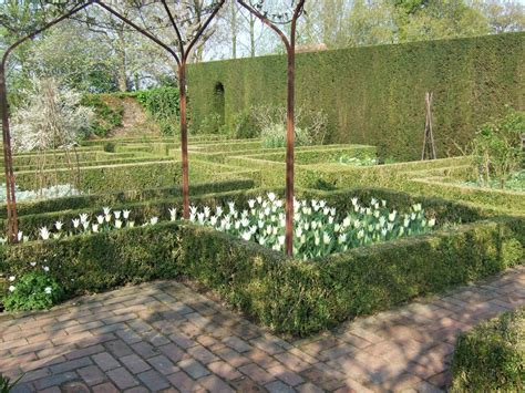 무료 이미지 울타리 잔디 벽 보도 뒤뜰 재산 정원 조경 관목 마당 옥외 구조물 집 펜싱 2848x2136