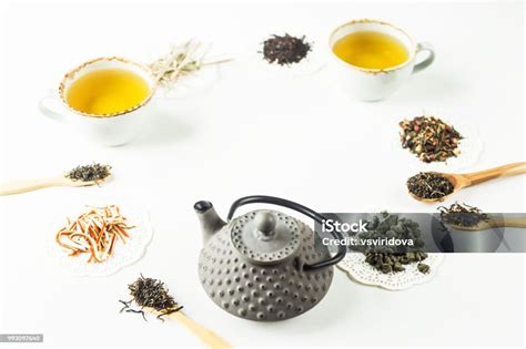 동그라미와 흰색 테이블에 준비 음료 컵에 줄지어 건조 차의 다른 종류 사이에서 회색 철 주전자 0명에 대한 스톡 사진 및 기타 이미지 Istock