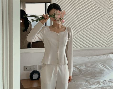 리리앤코 드헨비 하트넥 진주버튼 절개 블라우스 봄 신상 봄옷 봄블라우스 스퀘어넥 스판 절개블라우스 다이마루 세미크롭 진주블라우스 격식룩 데일리룩 페미닌룩 하객룩 출근룩