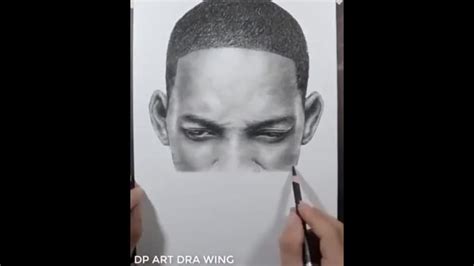 У художника необычная техника рисования он работает как принтер начиная рисовать с края листа