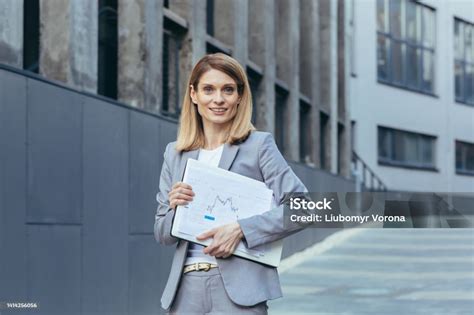 사무실 밖에서 노트북과 문서를 가진 행복하고 성공적인 비즈니스 여성 40 44세에 대한 스톡 사진 및 기타 이미지 40 44세 경영자 고용과 노동 Istock