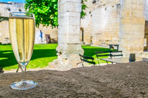 세인트 에밀 리온 프랑스에서에서 레 코르 들 리에 회랑 안에 위치한 와인 유리 건물 외관에 대한 스톡 사진 및 기타 이미지 건물 외관 건축 건축물 Istock