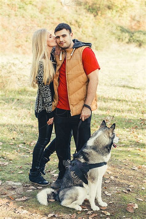 幸福的家庭与狗在自然界