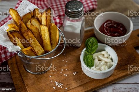 나무 판에 아이올리와 케첩이 있는 금속 냄비에 감자 튀김을 집으로 만들었습니다 0명에 대한 스톡 사진 및 기타 이미지 0명 감자 요리 감자 칩 Istock