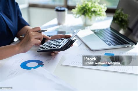 사무실에서 재무 데이터 보고서 회계 문서 및 노트북 컴퓨터를 계산하기 위해 계산기에서 작업하는 여성 회계사 손 2 달러 동전에 대한 스톡 사진 및 기타 이미지 Istock