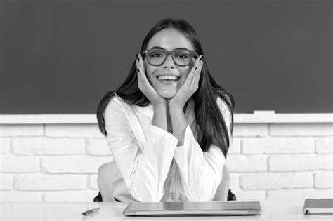 Estudante Do Sexo Feminino Na Educa O Escolar Universit Ria Jovem Estuda Na Sala De Aula Da