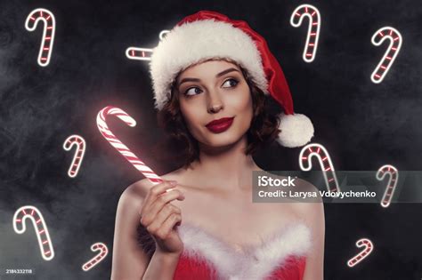 행복 한 소녀 입고 산타 클로스 의상 홀드 설탕 사탕 새해 파티 축하 그린 배경에 고립 된 복합 사진 콜라주 12월에 대한 스톡 사진 및 기타 이미지 Istock