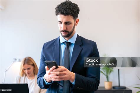 현대 사무실 환경에서 스마트 폰을 사용하는 집중 사업가 2명에 대한 스톡 사진 및 기타 이미지 2명 Brand Name Smart Phone 경영자 Istock