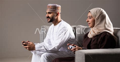 قضاء وقت ممتع مع العائلة و بلعب ألعاب الفيديو بإيماءات تدل على السعادة