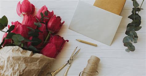 행복한 어머니의 날 인사말 카드 선물 연필 가위 소박한 흰색 나무 배경에 꼬기가 있는 공예 종이에 아름다운 빨간 튤립 행복한 여성의 날 인사말 카드 템플릿 사진