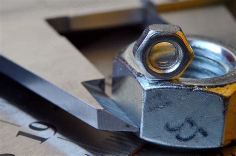 정확한 측정 도구 캘리퍼와 금속 눈금자는 너트와 함께 제자리에 놓여 있습니다 클로즈업 강철에 대한 스톡 사진 및 기타 이미지 강철 건설 기계류 건설 산업 Istock