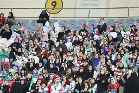 دختر شنل به دوش در جایگاه آقایان استادیوم آزادی عکس خبرورزشی