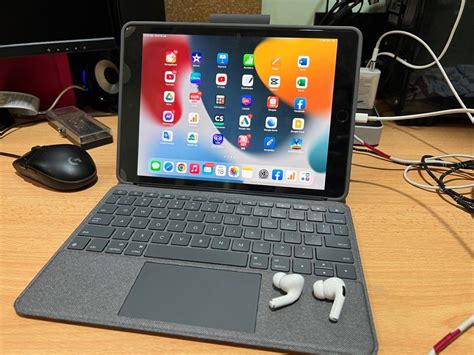 Logitech Combo Touch Keyboard For Ipad Gen Aka Magic Keyboard Mobile Phones Gadgets