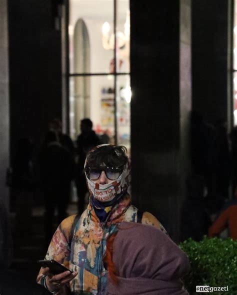 აპრილის თვეში ერთი წლის წინ ზუსტად ამ ადგილზე ზუსტად ამ ქურთუკით