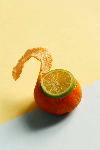 파스텔 노란색과 파란색 배경에 레몬 조각과 오렌지를 닫습니다 최소한의 아이디어 음식과 과일 개념입니다 개념에 대한 스톡 사진 및 기타 이미지 Istock