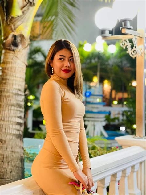 အသားကပ်ဂါ၀န်‌လေးကသေးသွယ်တဲ့ခါးလေးအပြင် လုံးကျစ်တဲ့ကိုယ်လုံးသေးသေးရဲ့အလှကိုထင်ဟပ်နေပြီး အလန်းစားဖ