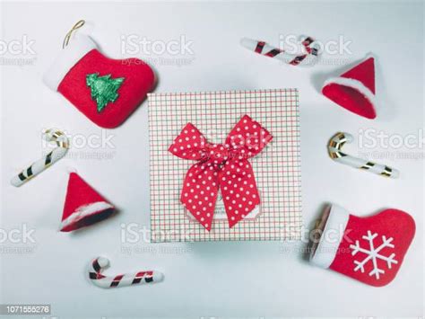 레드 리본 양말와 장식 선물 상자를 격리 합니다 메리 크리스마스 그리고 새 해 복 많이 받으세요 개념입니다 2019년에 대한 스톡 사진 및 기타 이미지 Istock