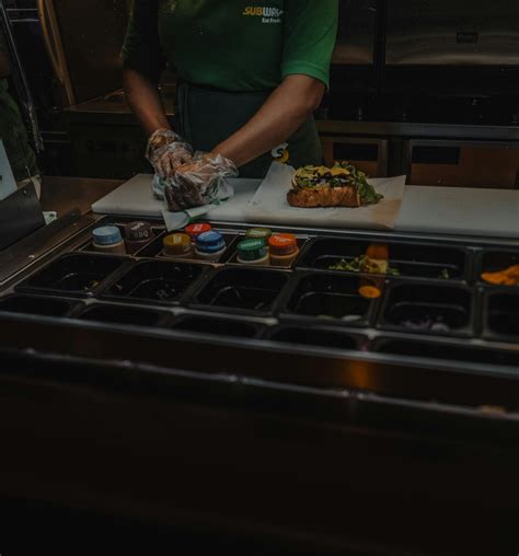 갈색 갈색 빵 건강한 식생활 고객 서비스 고기 고명 녹색 셔츠 다이어트 델리 레스토랑 빵 상추 샌드위치 만들기 샌드위치 아티스트 샌드위치 준비