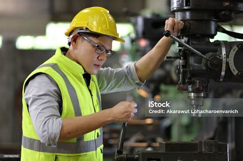 안전 하드 모자와 반사 천에 아시아 정비사 노동자는 공장에서 선반 기계와 함께 작업 기계공에 대한 스톡 사진 및 기타 이미지 기계공 아시아인 동남아시아 민족 Istock