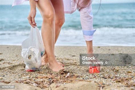 쓰레기를 수거하기 위한 가방을 들고 해안가를 따라 아침에 걷는 여성 개념에 대한 스톡 사진 및 기타 이미지 개념 계절 관광 Istock
