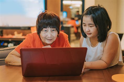 아시아 중국 활동적인 노인 여성과 손녀 는 E 학습을위해 아침에 식당에서 노트북을 사용 2명에 대한 스톡 사진 및 기타 이미지 2명 70 79세 8 9 살 Istock
