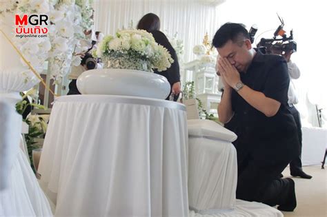 งานศพ “เอ๋ ชนม์สวัสดิ์” สุดเศร้า “ทักษิณ” ส่งพวงหรีดแสดงความอาลัยด้วย