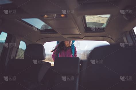在一个阳光明媚的日子里旅行和徒步旅行