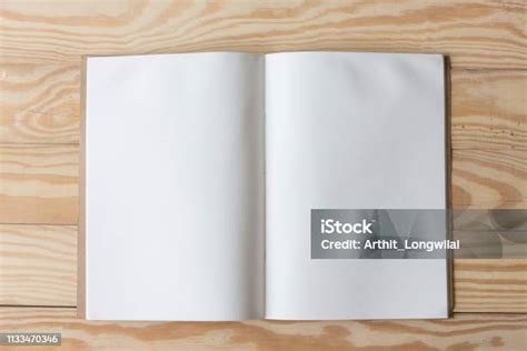 빈 편지 비즈니스 시트 일반 브로셔 모의 템플릿 전단지 카드 노트북 프레임 메모장에 대 한 나무 테이블 상단 보기 배경 개념에