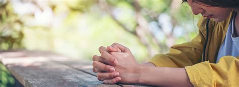 기도와 성경 개념 여성이 손을 잡고 성경을 읽으며 생각하고 교회에서 눈을 감았습니다 사람 측면 보기 여성기도 평화 배너 이미지에 대한 희망 20 24세에 대한 스톡 사진 및