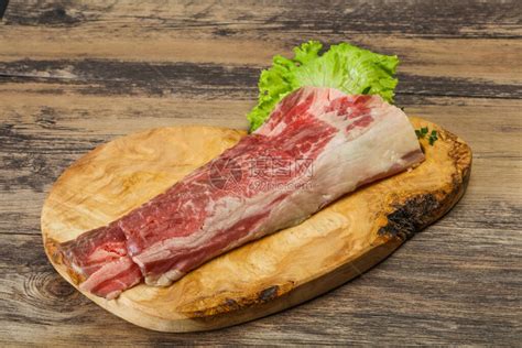木板上生牛肉培根高清图片下载 正版图片504214034 摄图网