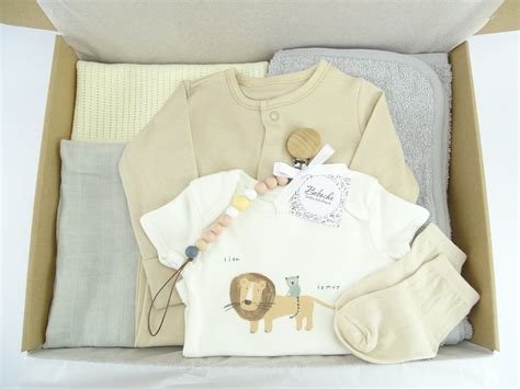 Бебешка кутия с боди с лъв • Подарък за бебе момче