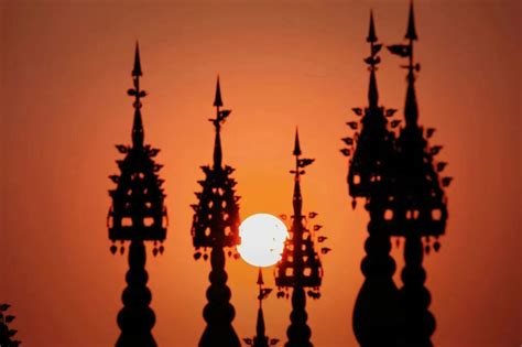 တရုတ် မြန်မာ နယ်စပ်ရှိ မန်စီမြို့တွင် သာယာလှပသော နေဝင်ဆည်းဆာရှုခင်း အတူတကွ ရှုစားကြစို့