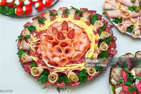 연회 테이블에 손님에 대 한 다른 식사입니다 레스토랑에서 테이블에 맛 있는 요리 생일이 나 결혼식에 대 한 테이블을 제공 건강한 생활방식에 대한 스톡 사진 및 기타 이미지