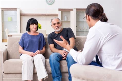 정신과 의사를 방문하는 노부부 정신과 의사를 방문하는 노부부 사진 배경 및 무료 다운로드를위한 그림 Pngtree