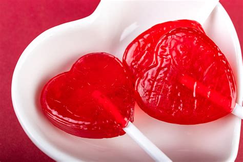 빨간 배경에 흰색 그릇에 발렌타인 데이에 대 한 빨간 하트 모양의 막대 사탕 달콤한 발렌타인 데이 선물 가 까이 서 매크로 0명에 대한 스톡 사진 및 기타 이미지 Istock