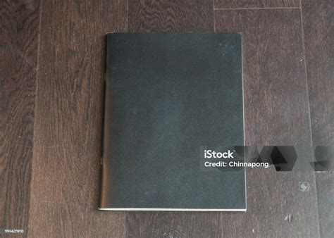 나무 테이블 배경 이랑 빈 검은 A4 가죽 커버 잡지 책자 브로슈어 메뉴 일기 모형 디자인 서식 파일에 대 한도 서 가죽에 대한 스톡 사진 및 기타 이미지 Istock