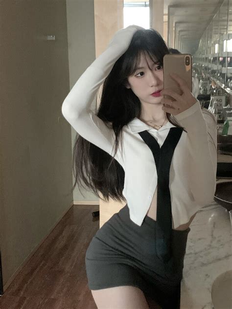 2022 투피스 타이트 피팅 클래식 스커트 세트 여성용 흰색 긴 소매 옷깃 타이트 크롭 탑 타이트 솔리드 컬러 A 라인 스커트 크롭탑 여성용 셋업