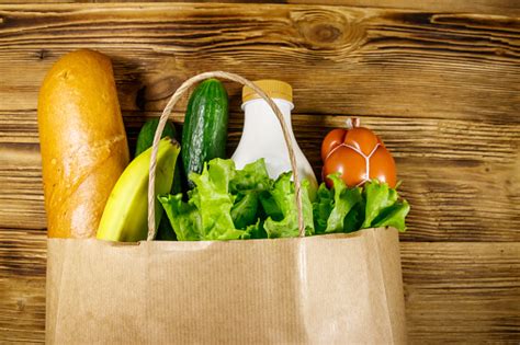 나무 테이블에 다른 음식이있는 종이 가방 맨 위 보기입니다 식료품 쇼핑 컨셉 가득 찬에 대한 스톡 사진 및 기타 이미지 가득 찬 가방 갈색 Istock