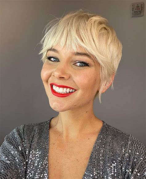 42 Flattering Short Hairstyles For Long Faces In 2024 Long Face