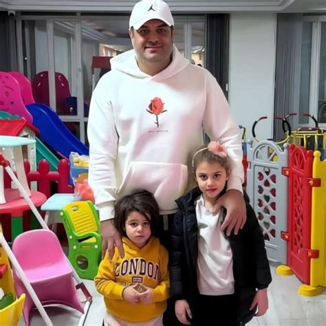 تصویری دلنشیتن از سام درخشانی در کنار فرزندانش عکس