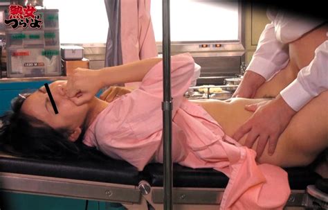 「産後中出し中毒」とは産後うつ病などから併発することの多い女性特有の症状である。産後検診中の奥さんが「産後中出し中毒」の発作に！！触診すると潮噴き！我を忘れて狂った様に医師に「精子を中で出して