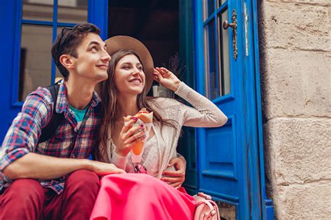 도시 거리에 패스트 푸드를 먹는 관광객의 젊은 커플 행복 한 남자와 여 자가 인생을 즐기는 거리에 대한 스톡 사진 및 기타 이미지 Istock