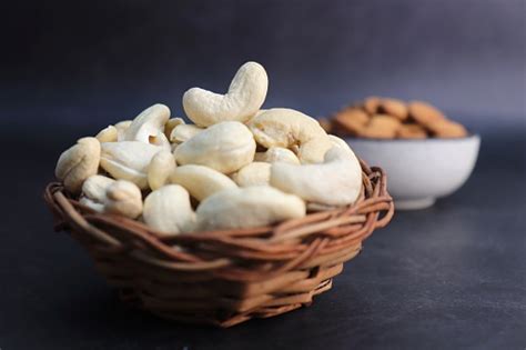 뒤쪽 배경에있는 미니 나무 바구니에 맛있는 캐슈 너트 고안 카주 공간을 복사합니다 건조한 과일 배경 또는 축제 배너 디왈리 선물 개념 캐슈에 대한 스톡 사진 및 기타 이미지