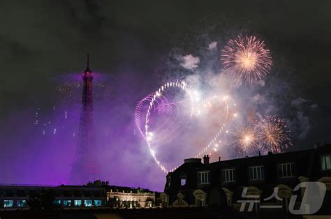 뉴스1 Pick 혁명기념일 맞아 파리 에펠상공에서 펼쳐진 화려한 불꽃놀이