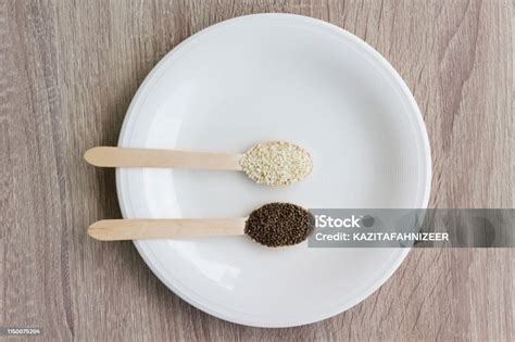목 제 테이블에 흰색 접시에 나무 숟가락에 건강 한 Topview 화이트 참 깨와 들 깨 열매 씨앗 0명에 대한 스톡 사진 및 기타 이미지 Istock