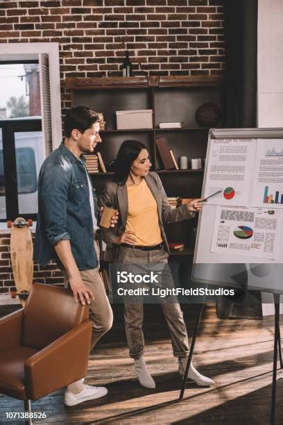 동료 로프트 사무실에서 마케팅 그래프를 사용 하 여 프로젝트를 논의의 초점 을된 몇 계획에 대한 스톡 사진 및 기타 이미지