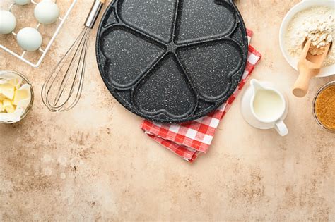 빈 프라이팬 블랙 회색 콘크리트 테이블 배경에 아침 식사 마음과 재료의 모양의 베이킹 팬케이크를위한 돌 논스틱 코팅 프라이팬 발렌타인 데이를 위한 조식 맨 위 보기입니다 0