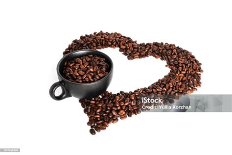 흰색 배경에 커피 콩 커피 는 고립 커피 콩의 심장 커피 콩을 곁들인 컵 갈색에 대한 스톡 사진 및 기타 이미지 갈색 검은색 곡초류 Istock
